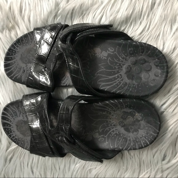 Vionic | Shoes | Orthaheel Vionic Comfort Sandals Strappy Black | Poshmark